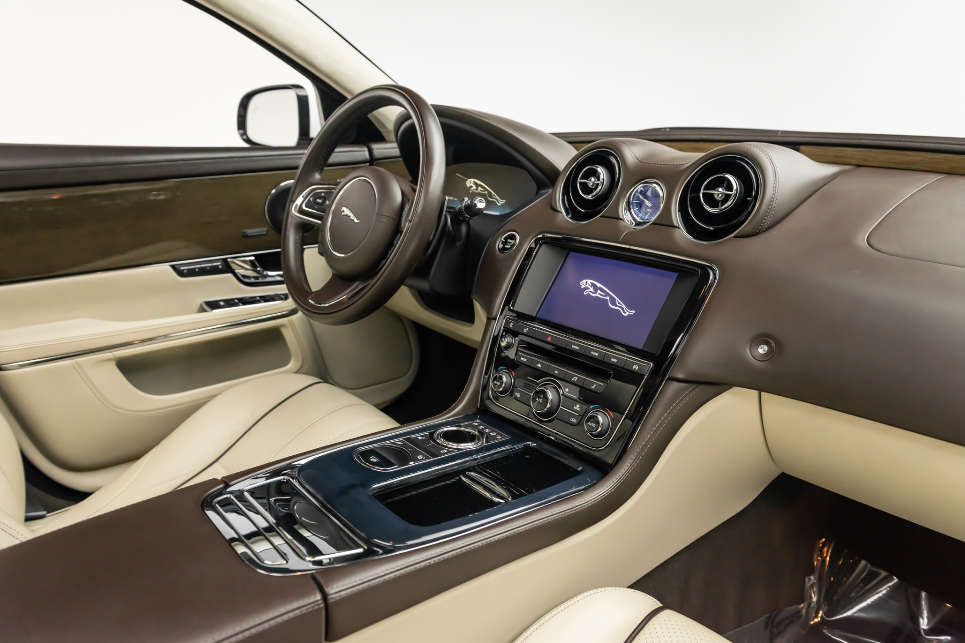 2022 Jaguar Xj Interior